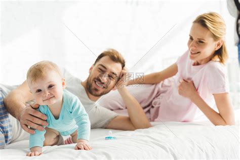 快乐的年轻父母和婴高清图片下载 正版图片502664619 摄图网