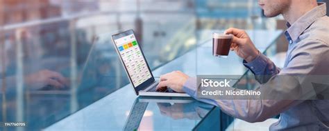 프로젝트 관리자 민첩 한 프레임 워크 및 스크럼 또는 지시 간판 방법론 반복적인 또는 증분 전략을 사용 하 여 프로젝트 관리 사무실에서 컴퓨터와 함께 작업 하는 젊은 사업가