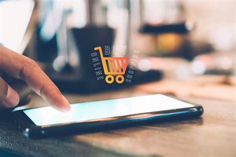 스마트폰을 사용 하 여 여성 손 온라인 비즈니스 또는 쇼핑 온라인 쇼핑 검은 금요일에 카트 달러 아이콘 공공 영역 배경에 팝업 소셜 미디어 만들기 개념 개념에 대한 스톡