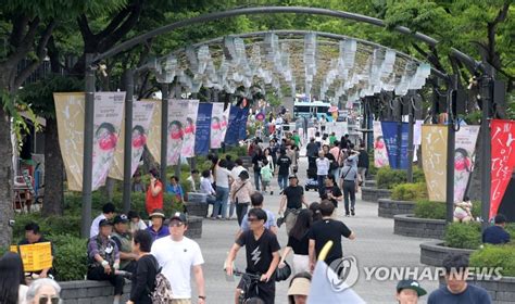 강릉 월화거리에서 휴일 즐기는 나들이객 연합뉴스