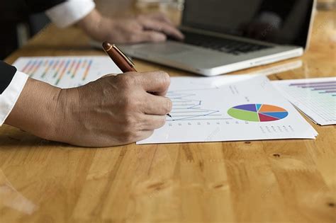 차트 다이어그램 분석 서류 문서 작업을 하는 사업가 사진 배경 및 무료 다운로드를위한 그림 Pngtree