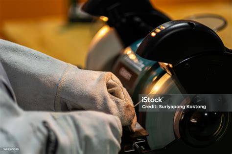 공장의 철골 구조물에 전기 휠 연삭 날카로운 스파크가 많은 금속을 절단하는 산업 노동자 연삭기 작업장에서 연삭하는 작업자 강철에 대한 스톡 사진 및 기타 이미지 Istock