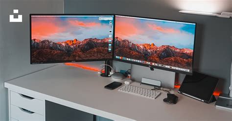 방 안에 평면 스크린 컴퓨터 모니터 2대 사진 Unsplash의 무료 책상 이미지