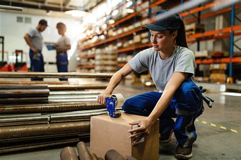 발송 하기 전에 테이프 분배기를 가진 여성 창 고 노동자 테이 핑 마분지 상자 창고 작업자에 대한 스톡 사진 및 기타 이미지 창고 작업자 공장 산업 건물 모임