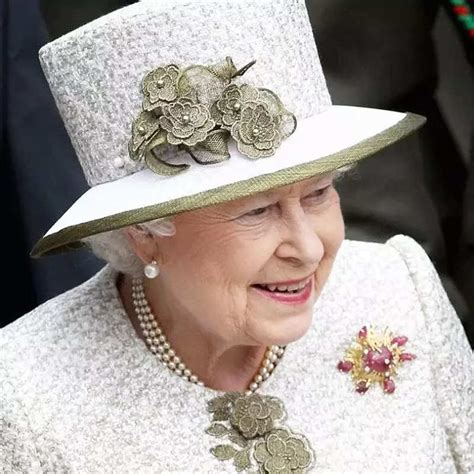 Inspired By Queen Elizabeth Iis Iconic Looks Pictures Of Barbie Doll