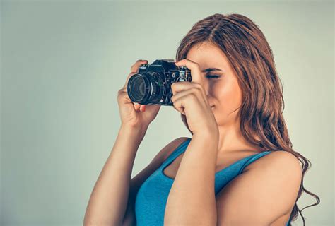 아름 다운 초상화 근접 촬영 라티나 대학원 졸업된 학생 여자 젊은 여자 모자 가운 졸업장 스크롤 고립 된 녹색 배경 벽을 잡고 엄지손가락을 보여주는 미소 졸업식 축 하