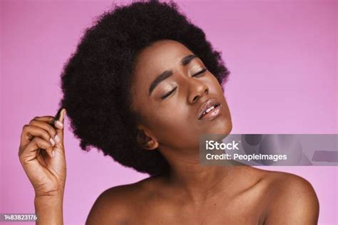 자연스러운 머리카락 아프리카 흑인 여성이 보라색 배경에 몸단장 위생 치료를 위해 스튜디오에 있다 곱슬 머리 헤어 케어 및 소녀 모델은 공간을 광고하는 동안 고급 스러움 애지