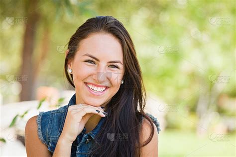 迷人的混血女孩肖像户外