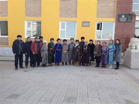 Цогтцэций сумын анхны Засаг дарга Г Балдандориг агсаны дурсгалын самбар бүтээлээ