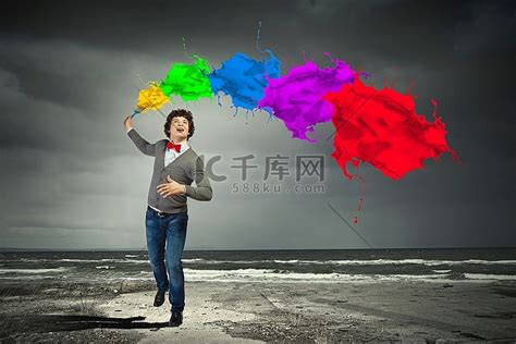 年轻人和彩色水花高清摄影大图 千库网