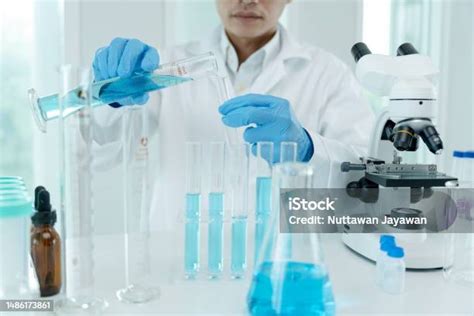 과학자는 고급 과학 실험실에서 생화학 샘플을 분석합니다 의료 전문가 사용 스포이드는 바이러스의 미생물 발달을 혼합합니다 과학