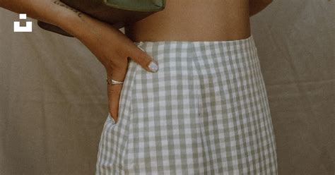 흰색 민소매 상의와 흰색과 검은색 체크무늬 치마를 입은 여자 사진 Unsplash의 무료 유행 이미지