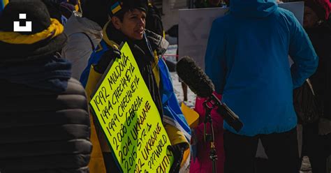 팻말과 마이크를 들고 있는 사람 사진 Unsplash의 무료 핼리팩스 이미지