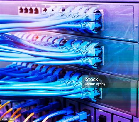 정보 기술 컴퓨터 네트워크 통신 이더넷 케이블 스위치에 연결합니다 0명에 대한 스톡 사진 및 기타 이미지 0명 광섬유의 교환 Istock