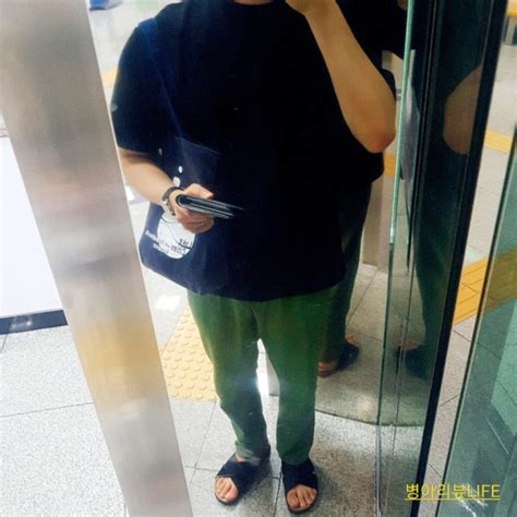 남자 옷 코디 카키색 바지 And 검은색 티셔츠 네이버 블로그
