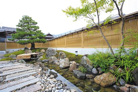 情緒ある和風庭園の背景に、風も通す大津垣フェンスが調和します タカショー空間実例紹介