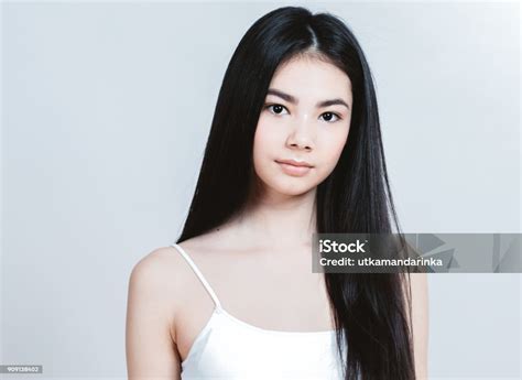 아름다움 아시아 여자 얼굴 초상화입니다 아름 다운 스파 모델 완벽 한 신선한 깨끗 한 피부를 가진 여자 여성 미소입니다 청소년과 피부 관리 개념입니다 갈색 머리에 대한 스톡