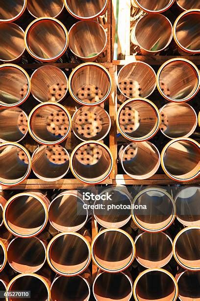 건물 현장에서 사용되는 다채로운 큰 플라스틱 파이프의 배경 0명에 대한 스톡 사진 및 기타 이미지 0명 개선 건설 산업 Istock