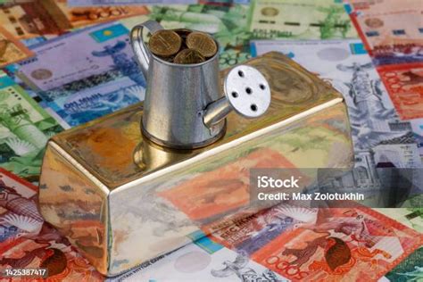 미니어처 급수 캔 1 텡게 상당의 카자흐스탄 동전 및 지폐의 배경에 대한 금괴 0명에 대한 스톡 사진 및 기타 이미지 0명 경제 고정 수입 Istock