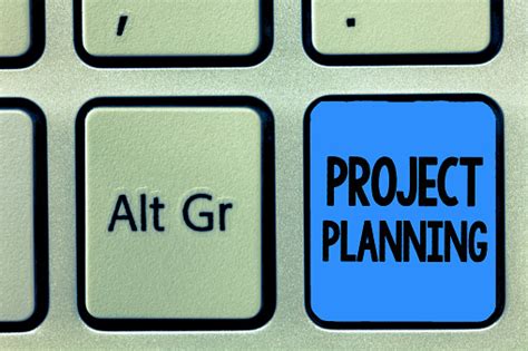 개념적 손을 보여주는 프로젝트 계획 작성입니다 비즈니스 사진 텍스트 Gantt 차트와 같은 보고서 진행 계획 일정 건축물에 대한 스톡 사진 및 기타 이미지 Istock