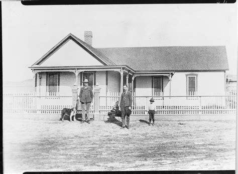 36 Fascinating Photos Capture People Outside Their House In The U S