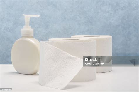 개인 위생 제품 흰색 플라스틱 병과 화장실에 화장지에 비누 젤 가정의 방에 대한 스톡 사진 및 기타 이미지 가정의 방 건강관리와 의술 냅킨 Istock