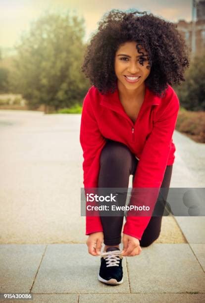 아름 다운 선수 여자 공원에서 실행 하는 신발 매 건강한 생활방식에 대한 스톡 사진 및 기타 이미지 건강한 생활방식 경관 달리기 Istock