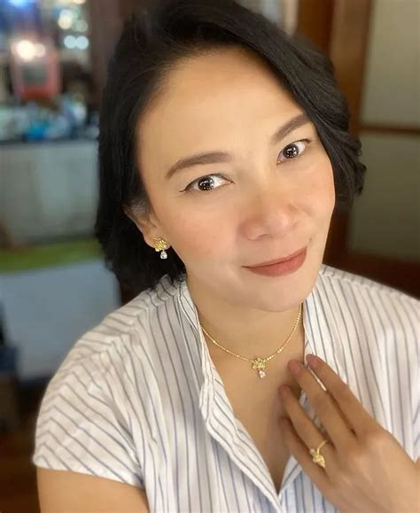 A Series Of Glamorous Photos Of Dian Nitami Wearing Luxury Jewelry The