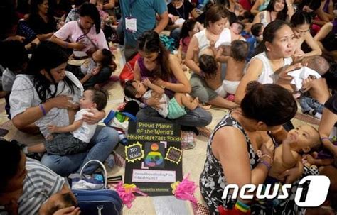 사진 세계모유수유주간필리핀 엄마들의 집단 수유 현장 뉴스1