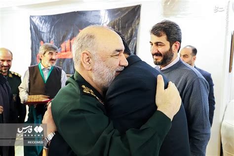 مشرق نیوز عکس دیدار سردار سلامی با خانواده شهید حادثه شاهچراغ