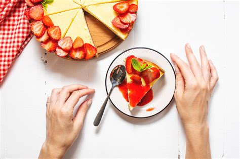 달콤한 아침 식사 신선한 딸기를 곁들인 맛있는 치즈 케이크 콘크리트 테이블에 수제 레시피 0명에 대한 스톡 사진 및 기타 이미지 Istock