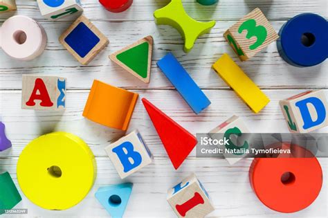 나무 아이들은 나무 테이블에 Abc큐브 교육 장난감 블록 피라미드 연필 숫자 유치원 유치원 또는 보육원을위한 장난감 텍스트공간을 복사합니다 위쪽 보기 0명에 대한 스톡 사진