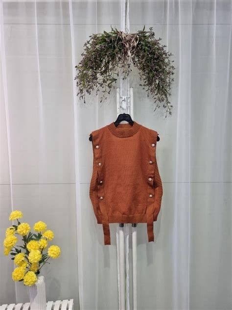금장 단추 니트조끼 세컨웨어헬로마켓