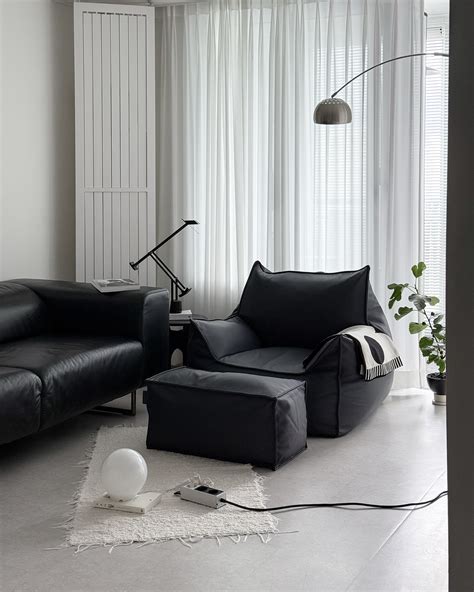 제니홈무드 블랙앤화이트•침실인테리어•데스크테리어 늘어지는 연휴가 좋아 가는 시간 붙잡고 싶어요 조금 더 누리러 침대 속으로 다이빙하러 갑니다 🛌 🔳 블랙앤화이트