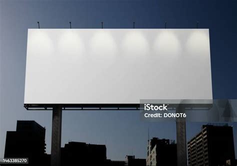 로고 또는 그래픽 디자인을 위한 복사 공간이 있는 푸른 하늘 배경의 옥외 광고판 모형 3d 렌더링 스튜디오 0명에 대한 스톡 사진 및 기타 이미지 Istock