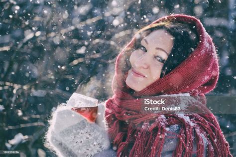 모피 코트와 머리 스카프를 입은 성인 여성이 겨울에 자연에서 차를 마신다 50 54세에 대한 스톡 사진 및 기타 이미지 50