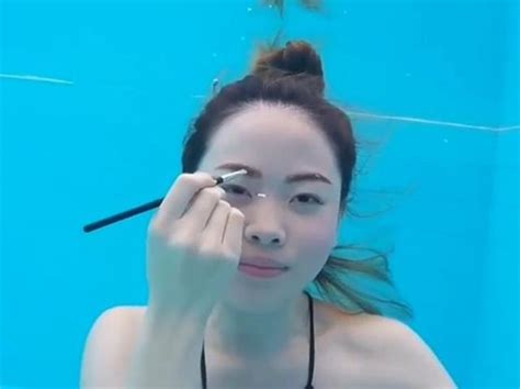 ある女性が水中で行ったメイク動画がスゴすぎる Frontrow