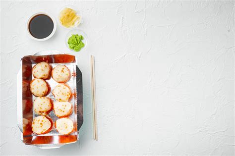 스시 롤 배달 흰색 돌 배경에 상단 보기 플랫 누워 카피 스페이스와 텍스트 공간 개체 그룹에 대한 스톡 사진 및 기타 이미지 개체 그룹 건강한 생활방식 고추냉이