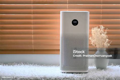 거실의 공기 청정기는 집에서 먼지 Pm25를 제거하는 필터 및 청소를 위한 것입니다 공기청정기에 대한 스톡 사진 및 기타 이미지 공기청정기 공기 오염 실내 Istock