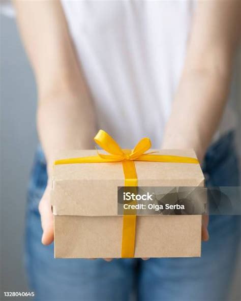 노란 활이나 리본 음식 또는 의류 배달 배달과 함께 음식을 구입하는 현대적인 방법 크래프트 골판지 상자를 들고 여자 갈색에 대한 스톡 사진 및 기타 이미지 Istock