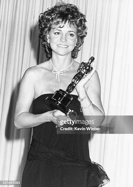 Sally Field Oscar Photos And Premium High Res Pictures Getty Images