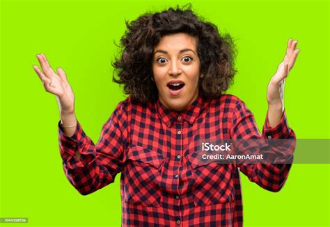 아름 다운 아랍 여자 행복 하 고 환호 하는 표현 와우 제스처 놀 감정에 대한 스톡 사진 및 기타 이미지 감정 경외감 기이함 Istock