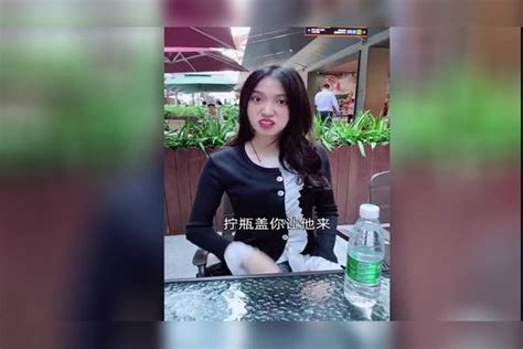 小伙给小姨妈介绍一位有8块腹肌健身教练，没想到连一个瓶盖都拧不开，尴尬了