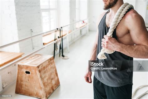 가벼운 체육관에서 어깨 밧줄 운동에 들고 잘생긴 근육 질 남자 크로스 체육관에서 전투 밧줄을 가진 피트 니스 남자의 초상화 건강한 생활방식에 대한 스톡 사진 및 기타 이미지