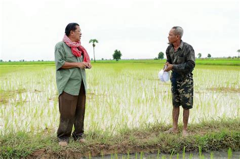 លោក ហ៊ុន សែន អំពាវនាវ ឲ្យ ស្ថាប័ន មីក្រូហិរញ្ញវត្ថុ អនុគ្រោះ ដល់ ប្រជាកសិករ ឆ្នាំនេះ