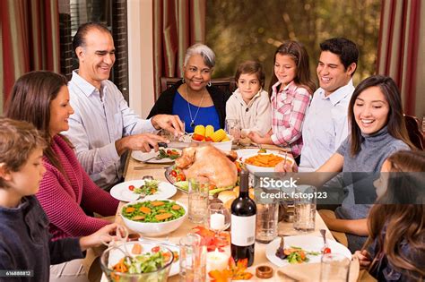 할머니의 집에서 추수 감사절 저녁 식사를 즐기는 다민족 가족 가을에 대한 스톡 사진 및 기타 이미지 가을 가정 생활 가족 Istock