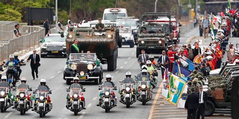 Milhares De Pessoas Prestigiam O Desfile De 7 De Setembro Em Brasília