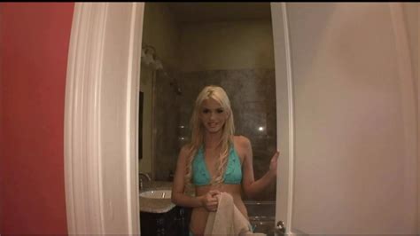 18살의 보지를 퍼뜨리는 걸 즐기는 Christine alexis xHamster