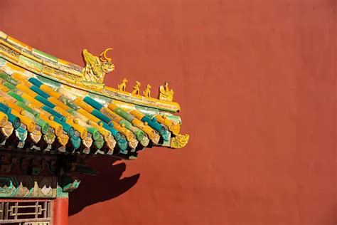 故宫御花园七彩琉璃瓦亭和屋脊角兽图片下载