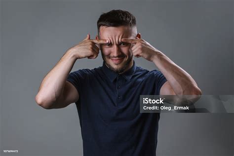 찡그린 남자의 초상화 협박 회색 배경 복사 공간에 서 있는 모습 눈의 모양 변경 손가락으로 눈 썹을 떨림 경외감에 대한 스톡 사진 및 기타 이미지 Istock